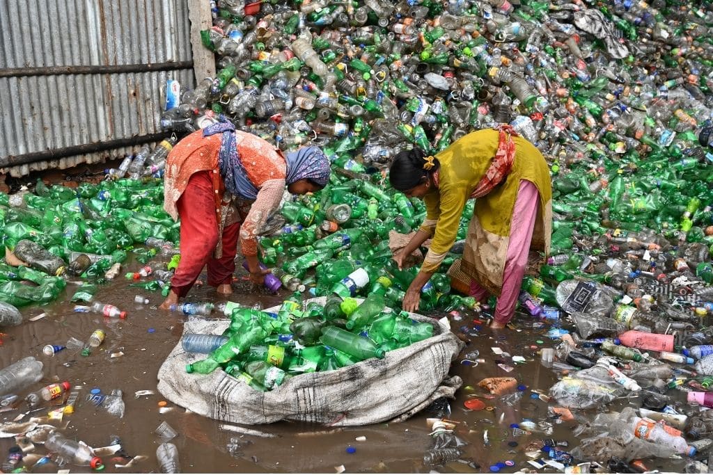 The Plastic Crisis in the US: Solutions for a More Sustainable Future ...